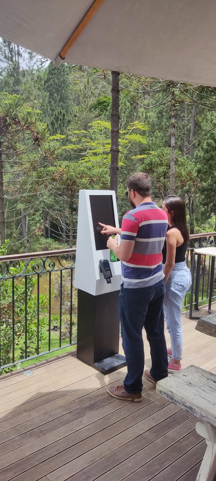 Empreendedor cria totem de autoatendimento que aciona sistema de ...